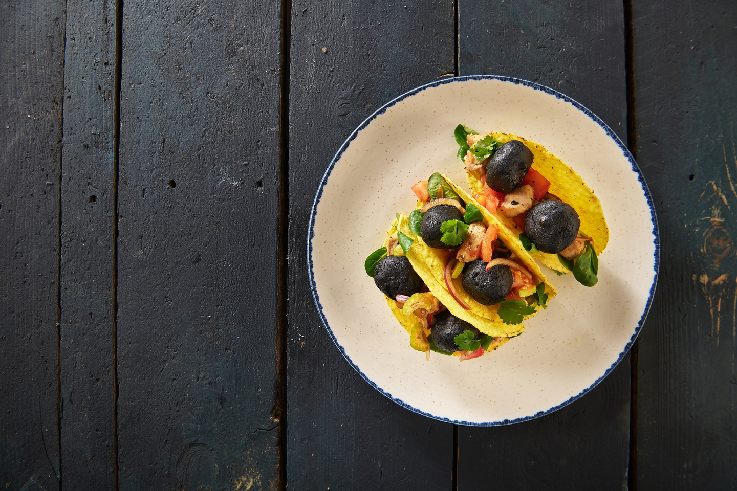 Loaded Bulete negre cu brânză Cheddar și ardei Jalapeño cu pui și salsa